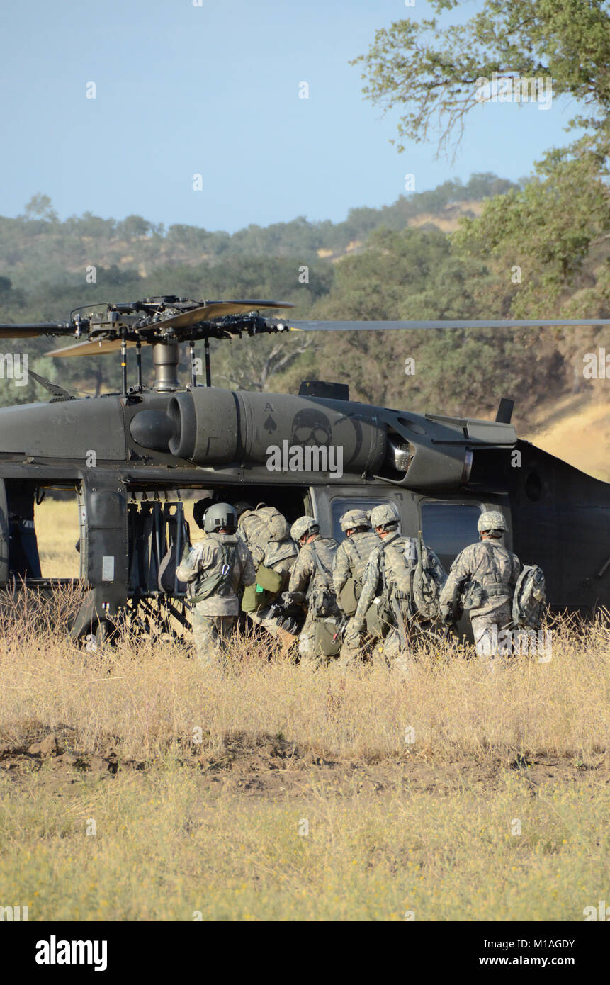 California Army National Guard Soldiers from the 1st Battalion, 184th ...