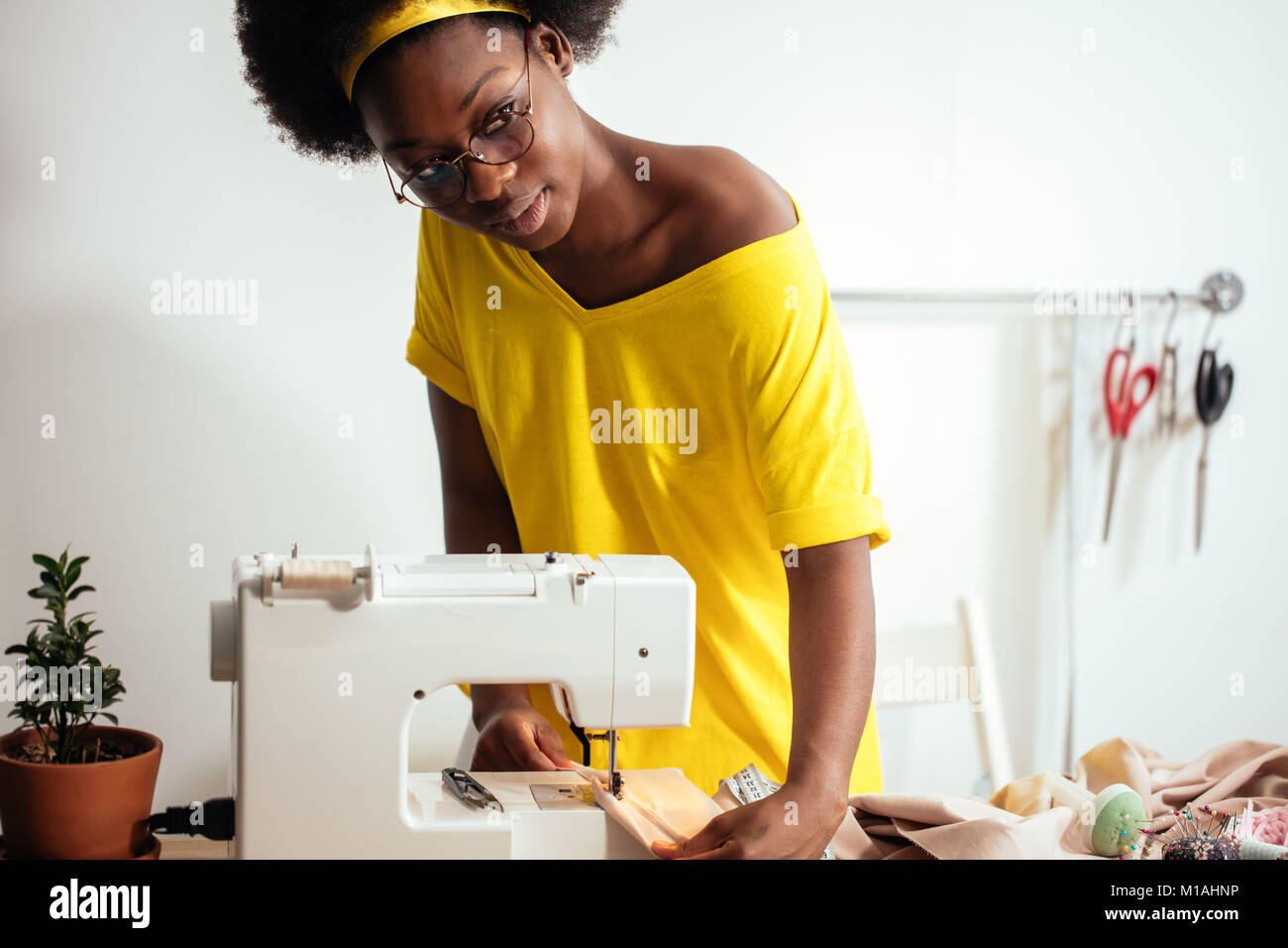 African seamstress hi-res stock photography and images - Alamy