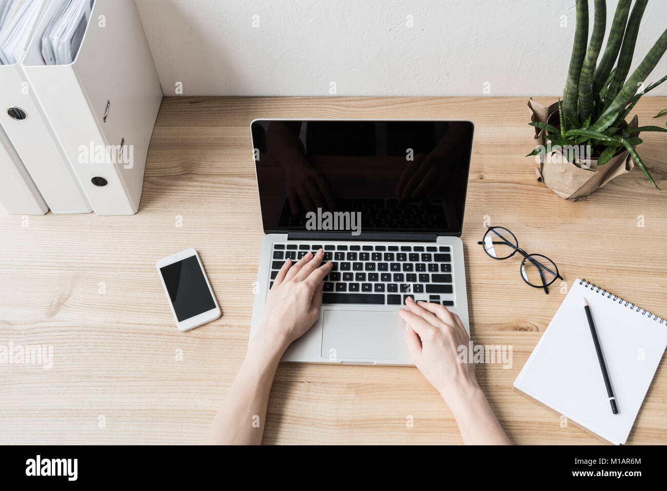 Using hands to crop hi-res stock photography and images - Alamy