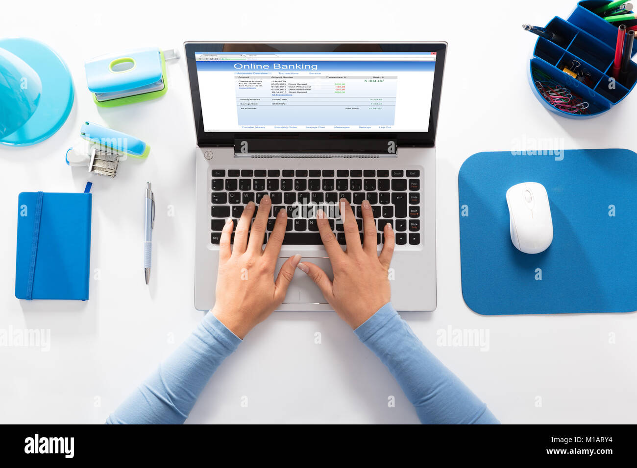 Computer woman banking hi-res stock photography and images - Alamy