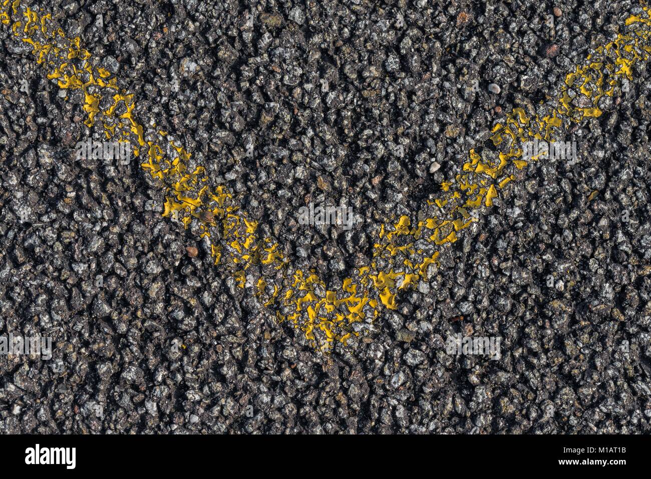 Yellow lines on street mark hi-res stock photography and images - Alamy