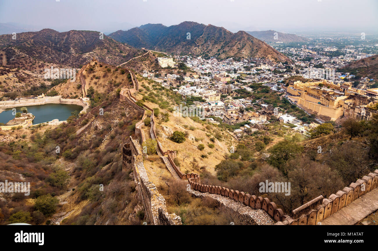 Jaigarh Fort wall with aerial view of Jaipur cityscape, Rajasthan ...