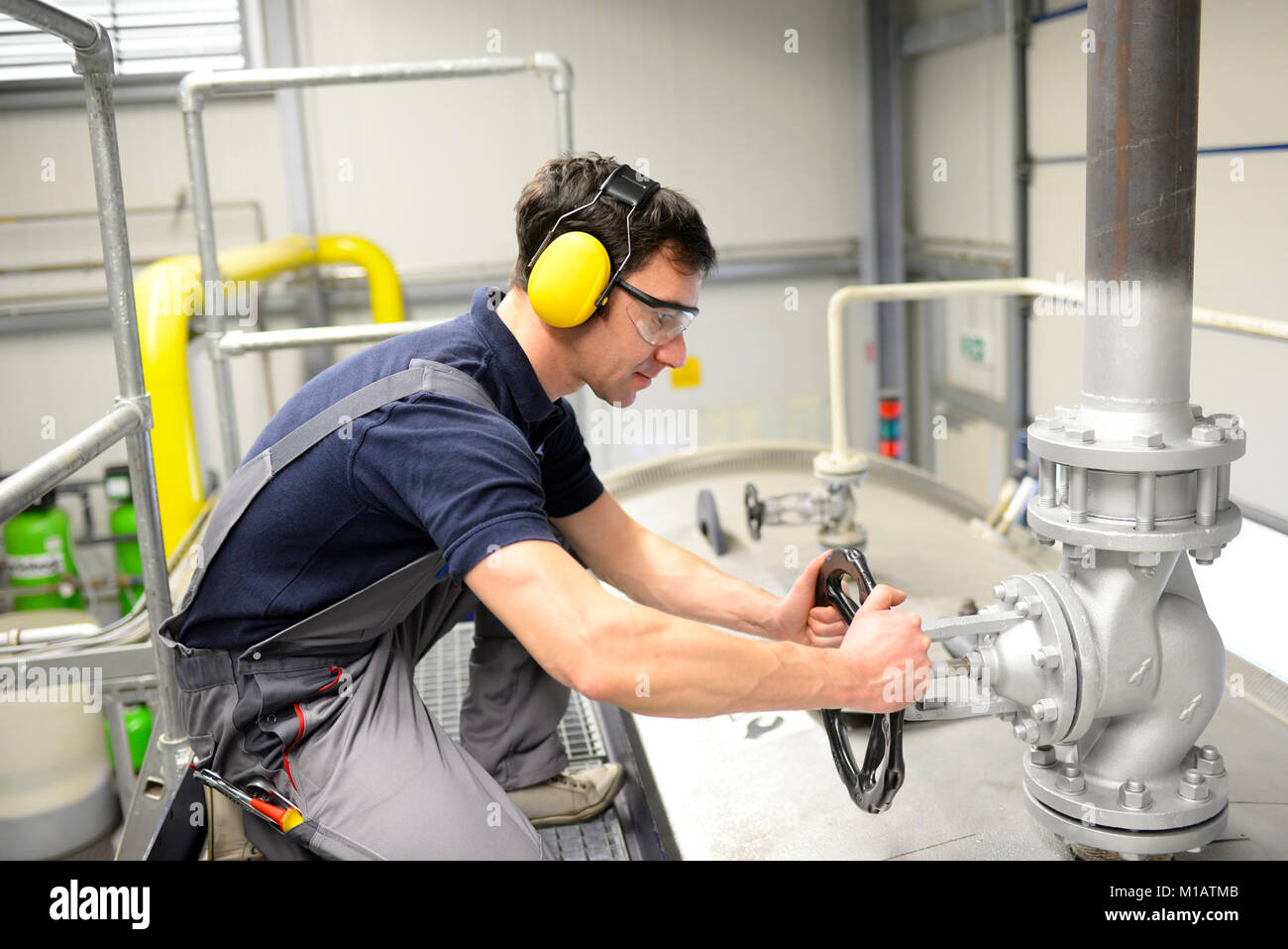 Troubleshooting machines hi-res stock photography and images - Alamy