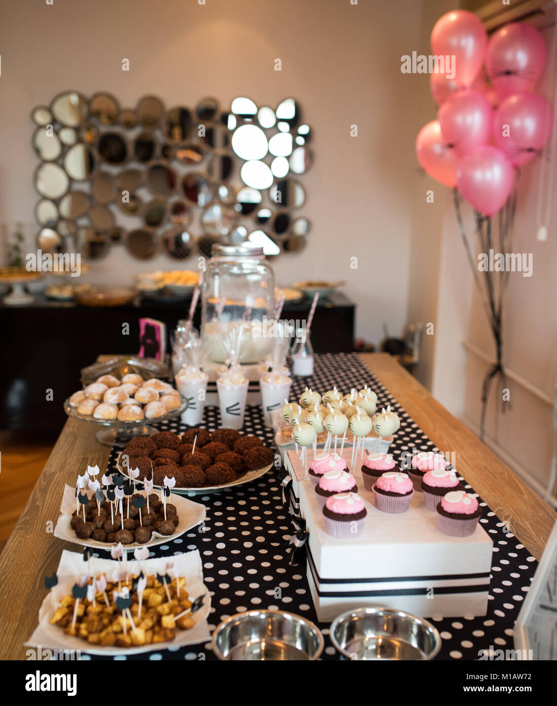 Birthday table hi-res stock photography and images - Alamy