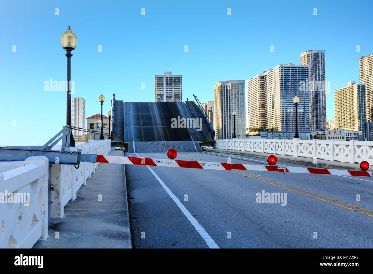 Stop drawbridge sign warning bridge hi-res stock photography and images ...