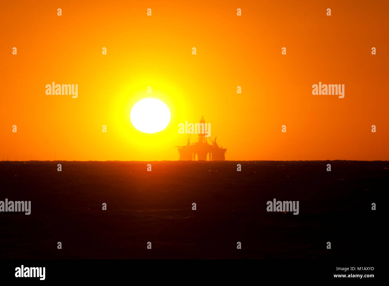 Ocean oil rig hi-res stock photography and images - Alamy