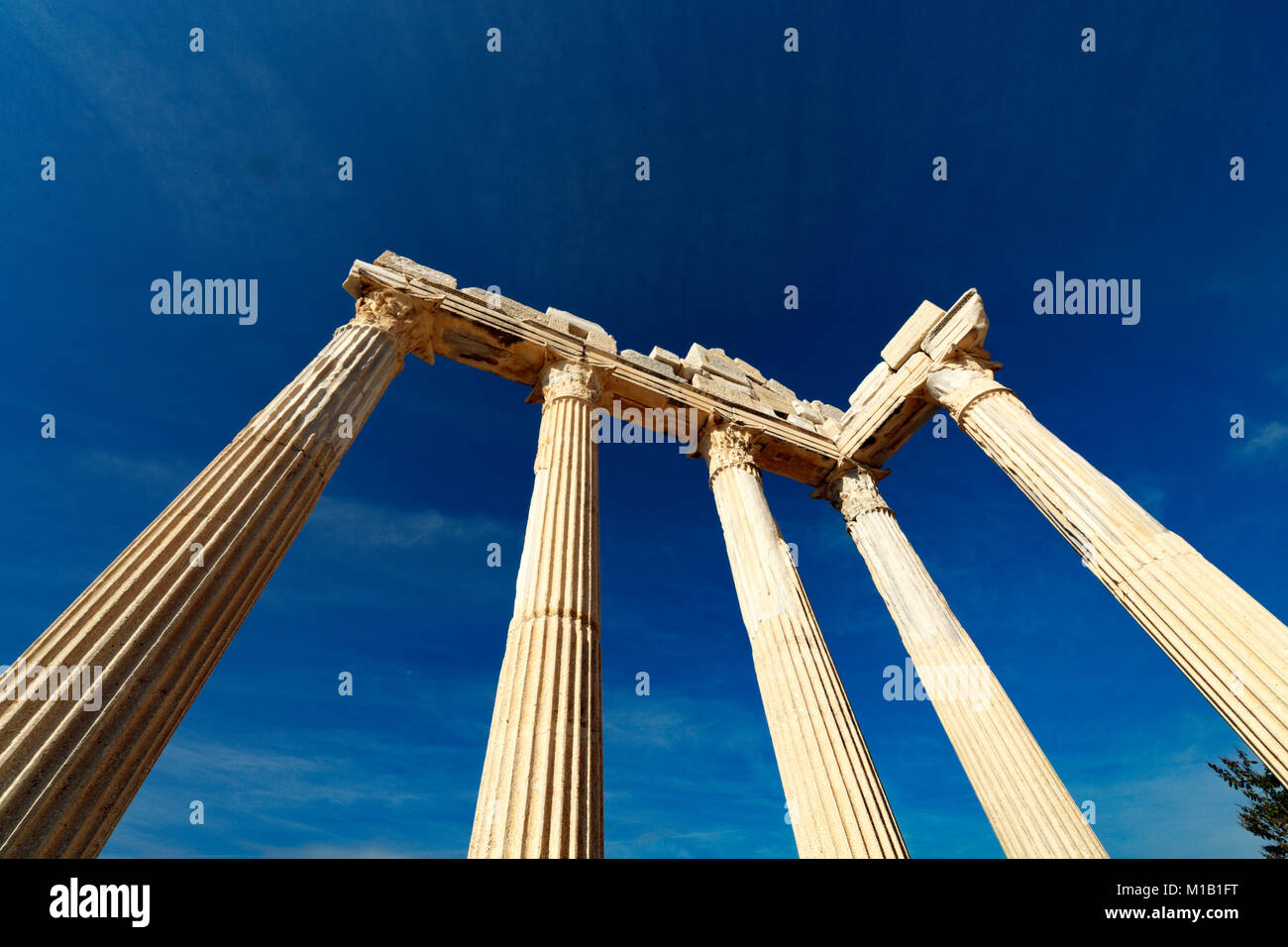 The ruins of an ancient Greek temple Stock Photo - Alamy