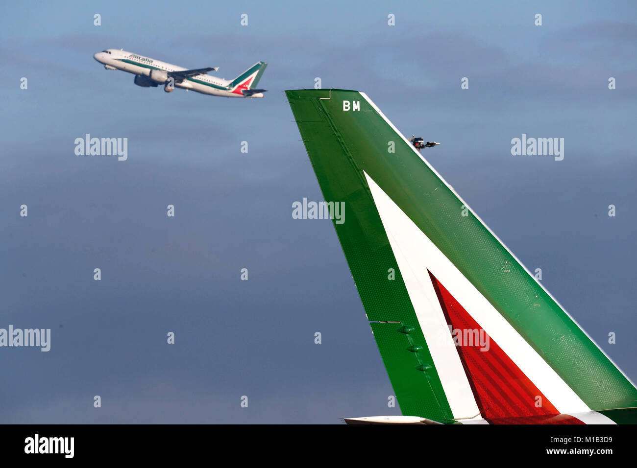 Airplane takeoff italy hi-res stock photography and images - Alamy