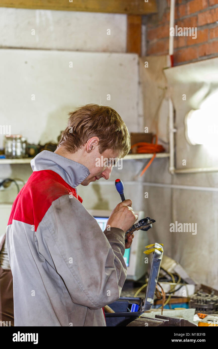 Service-man at work Stock Photo - Alamy