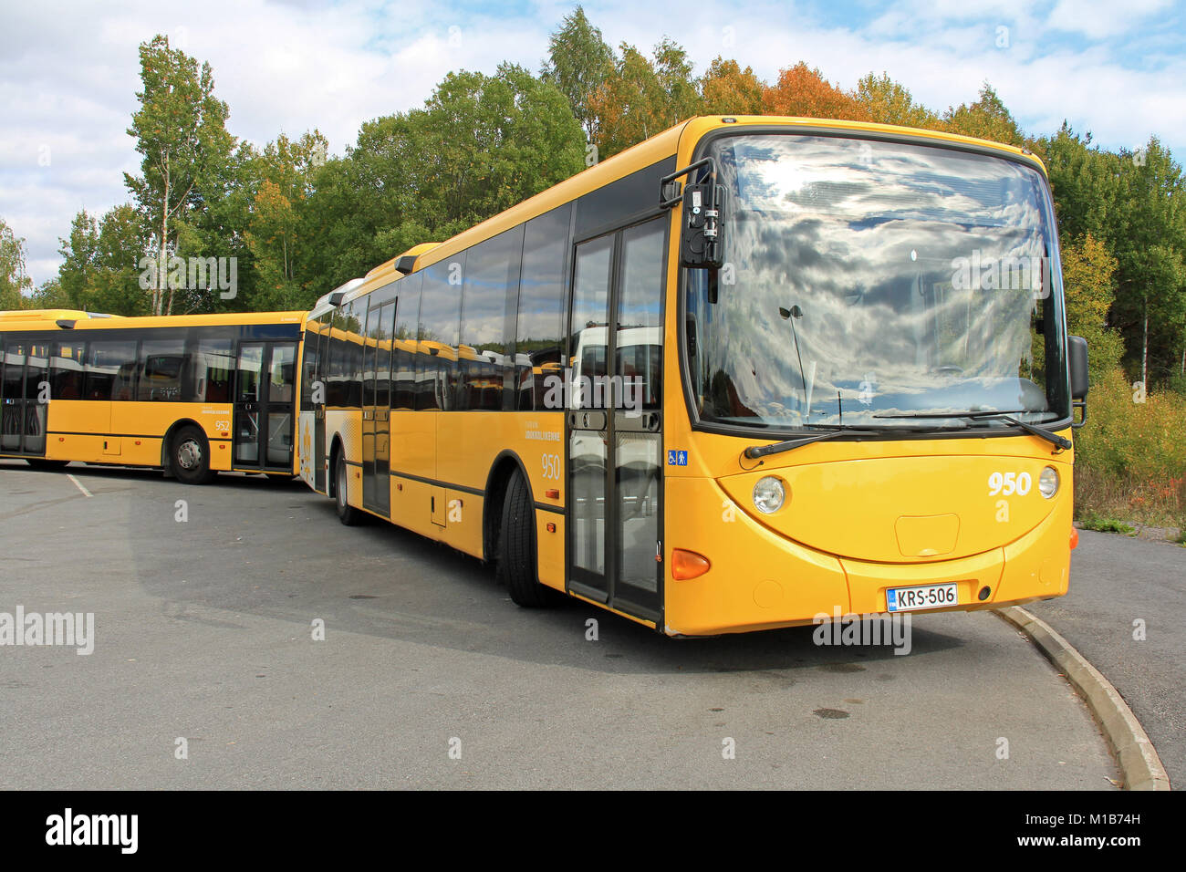 New yellow buses hi-res stock photography and images - Alamy