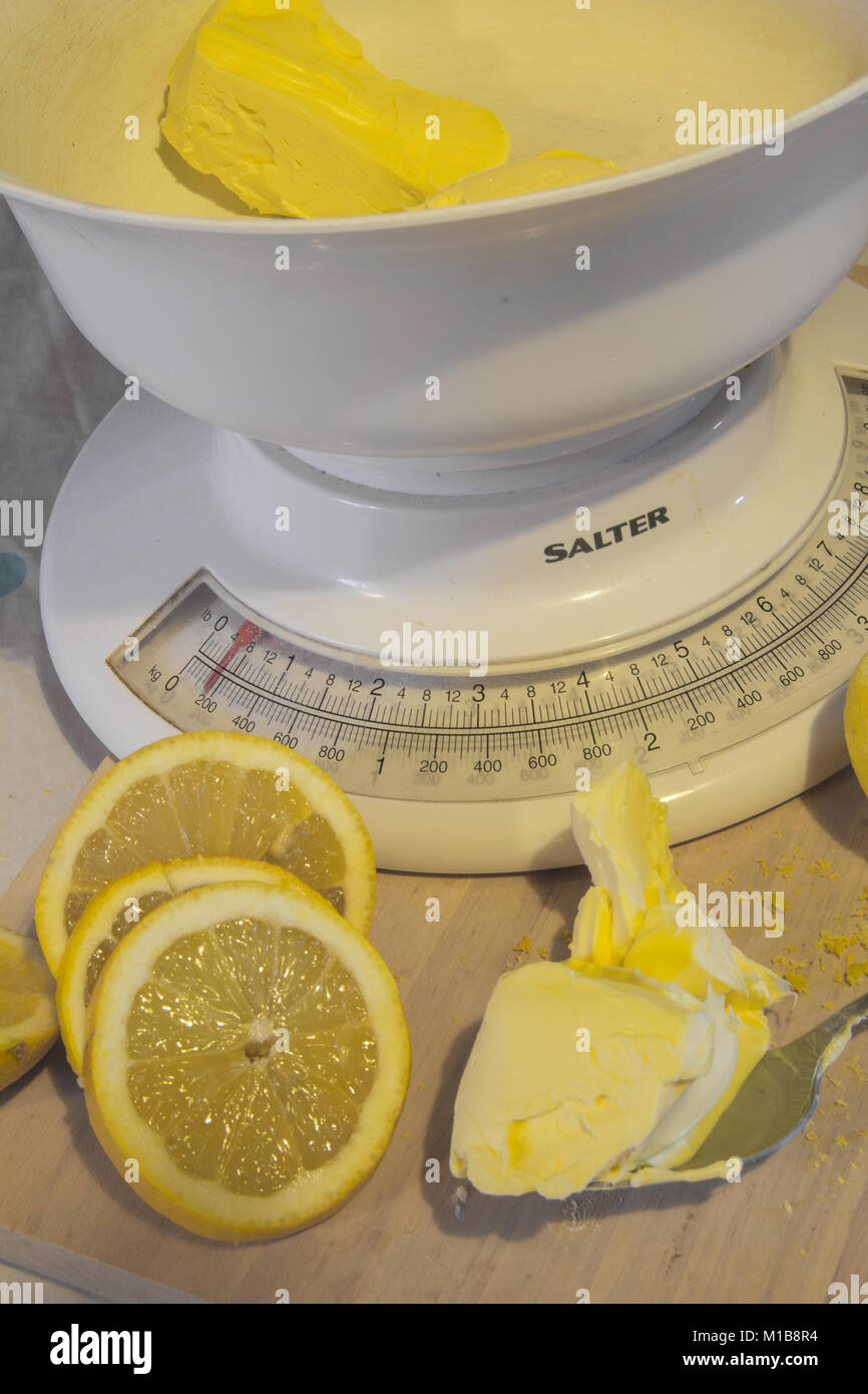 Food scales fruit cake hi-res stock photography and images - Alamy