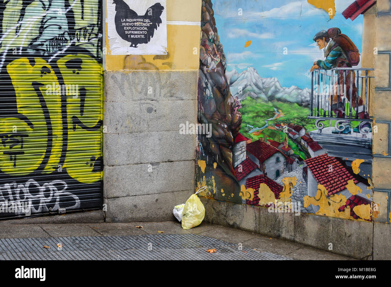 View of a corner street in the Rastro, Latina quarter, Madrid city ...