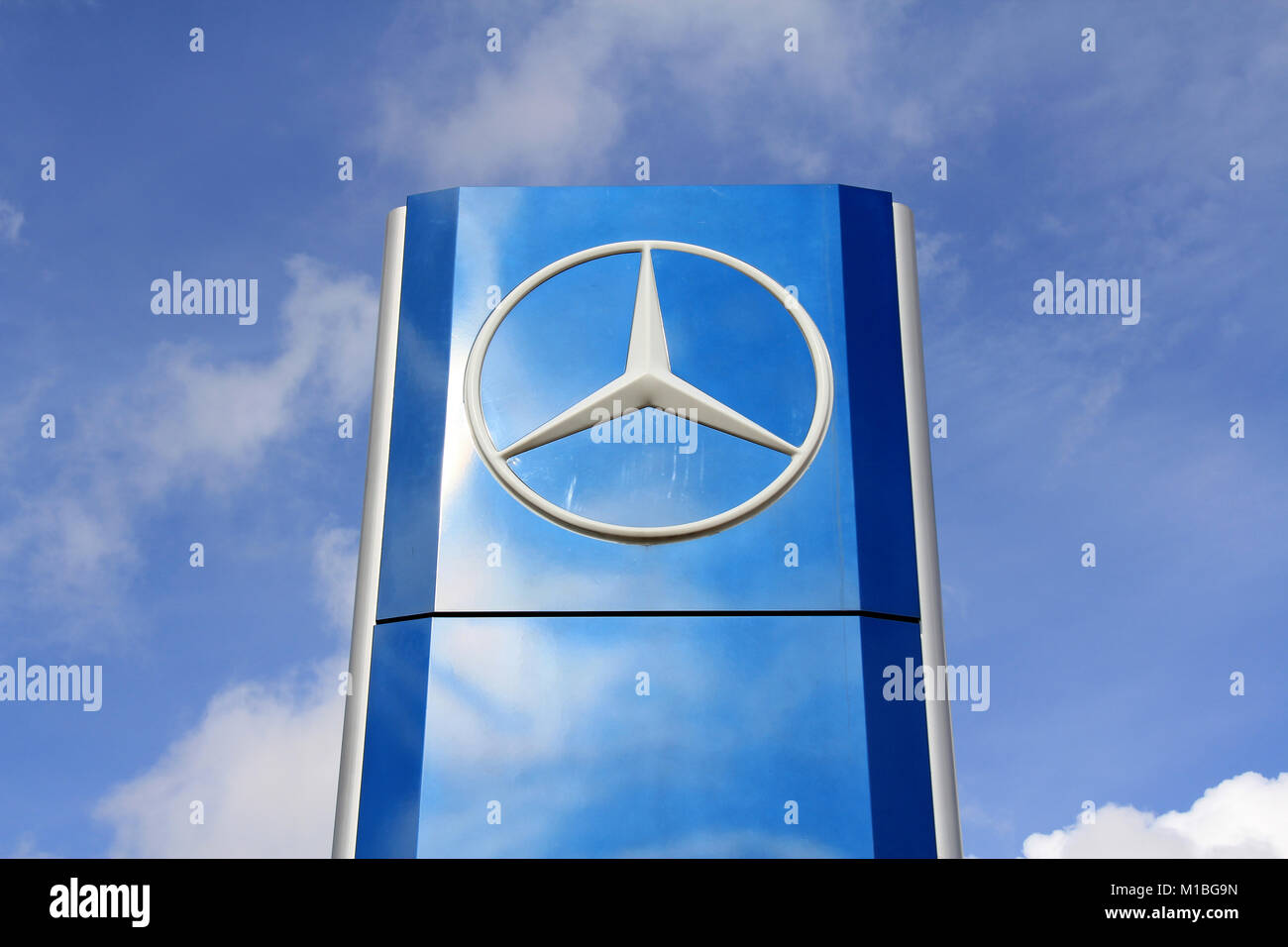 Mercedes benz sign hi-res stock photography and images - Alamy