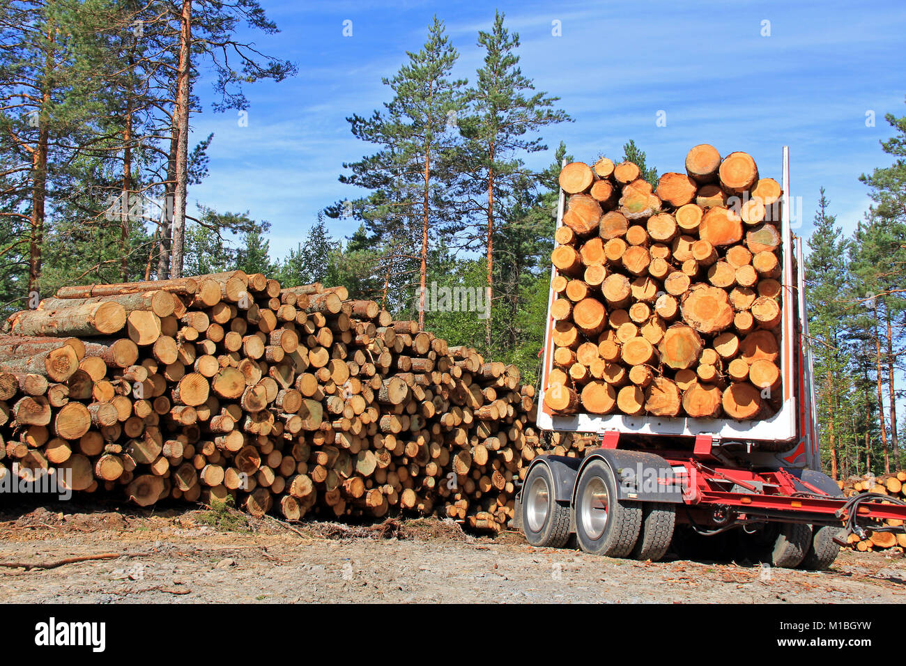 Trailer of wood hi-res stock photography and images - Alamy