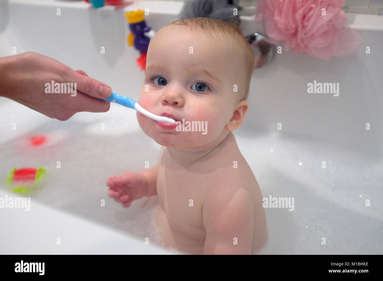 Children cleaning teeth hi-res stock photography and images - Alamy