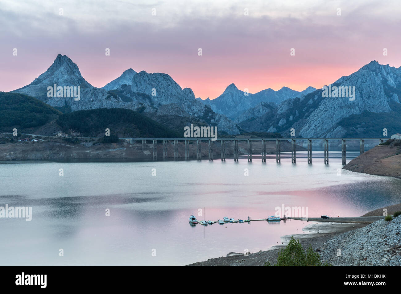 the night arrives in the reservoir of Riaño, surrounded by big ...