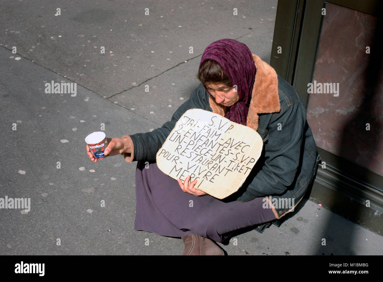 Giving change homeless hi-res stock photography and images - Alamy