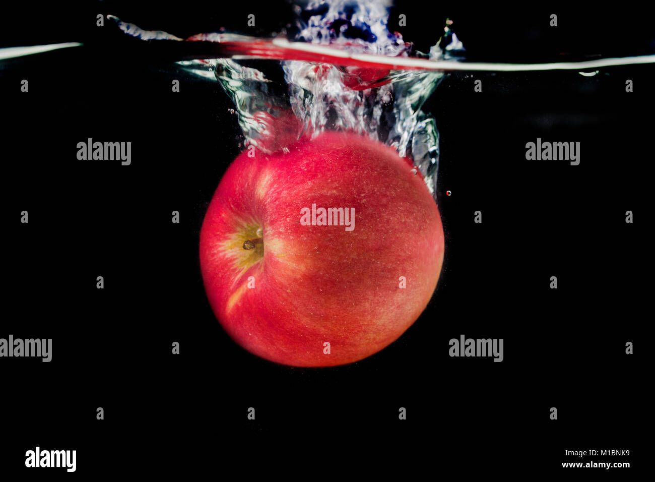 apple falling through water Stock Photo - Alamy