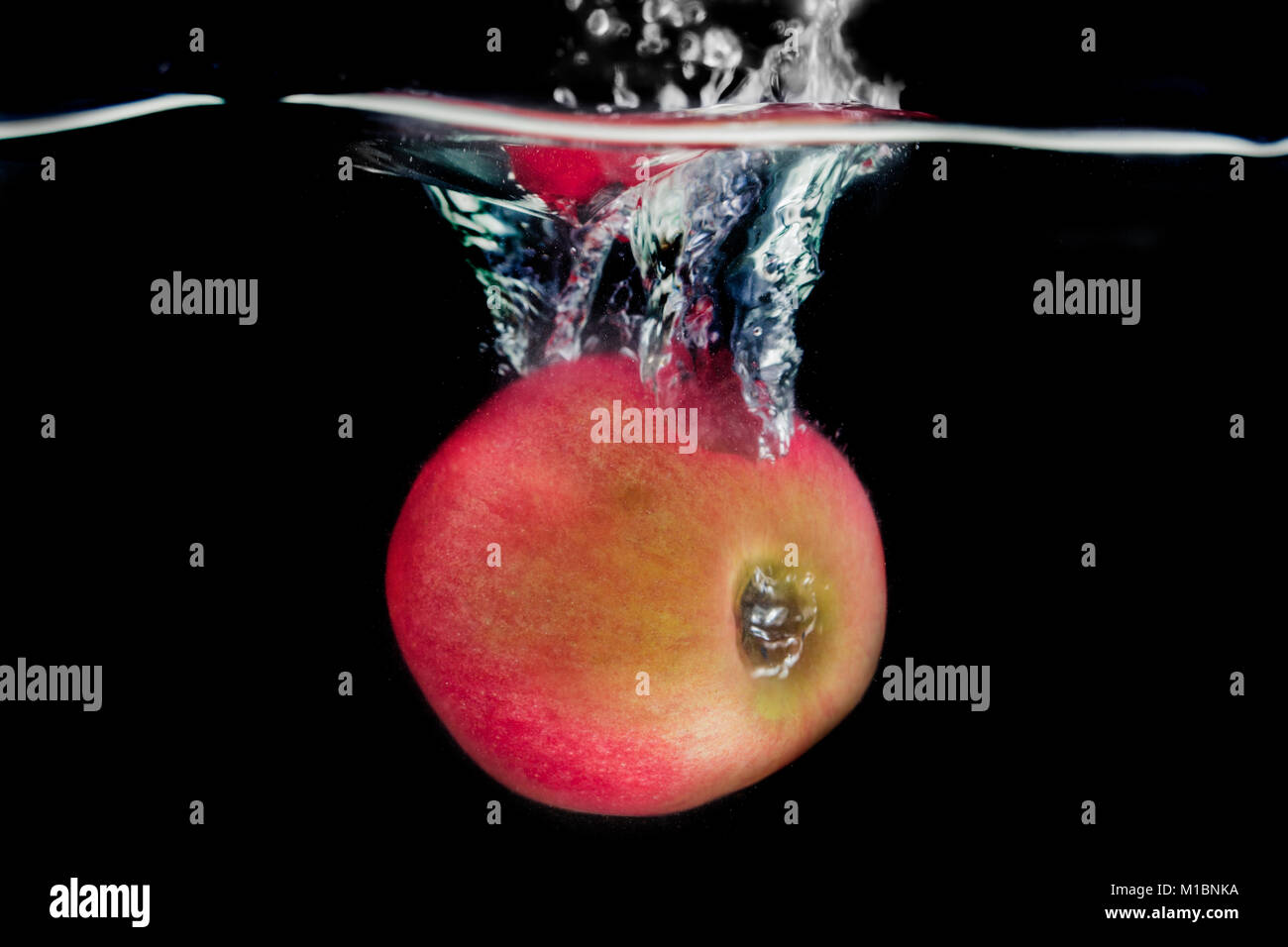 apple falling through water Stock Photo - Alamy