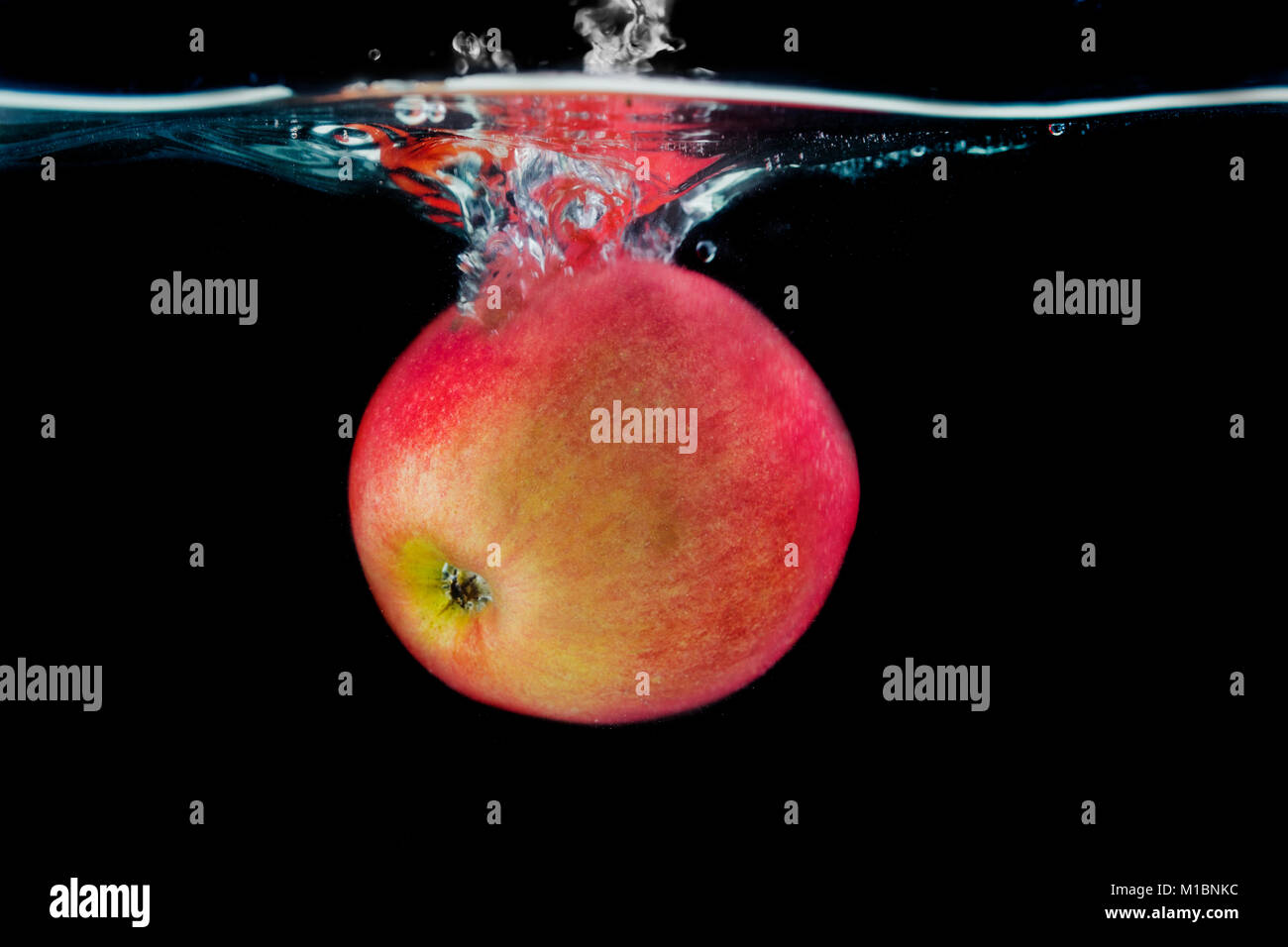 apple falling through water Stock Photo - Alamy