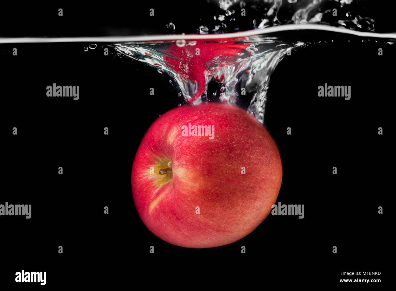 apple falling through water Stock Photo - Alamy