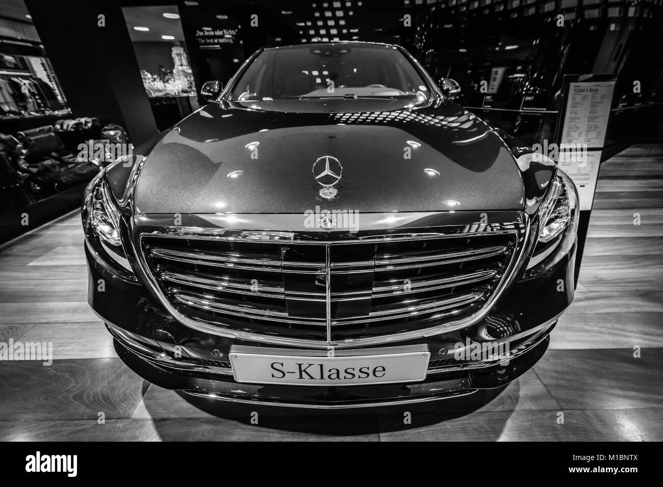 Showroom car exterior mercedes benz Black and White Stock Photos ...