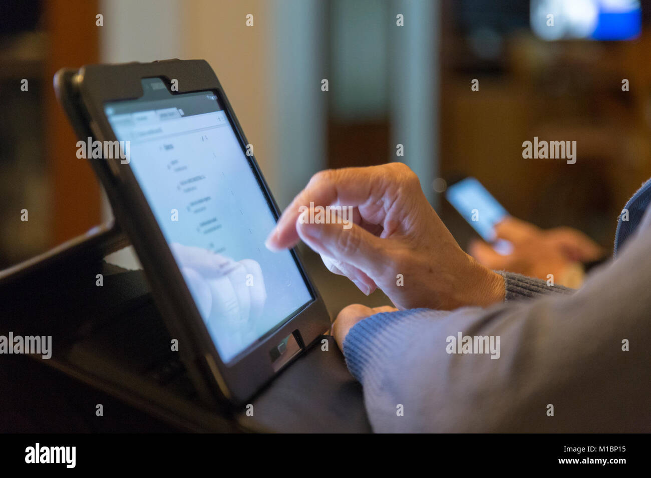 Seniors using technology hi-res stock photography and images - Alamy