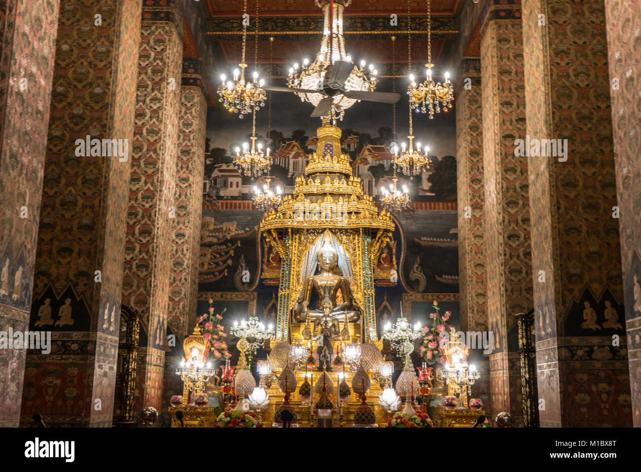Bangkok wat pathum wanaram hi-res stock photography and images - Alamy