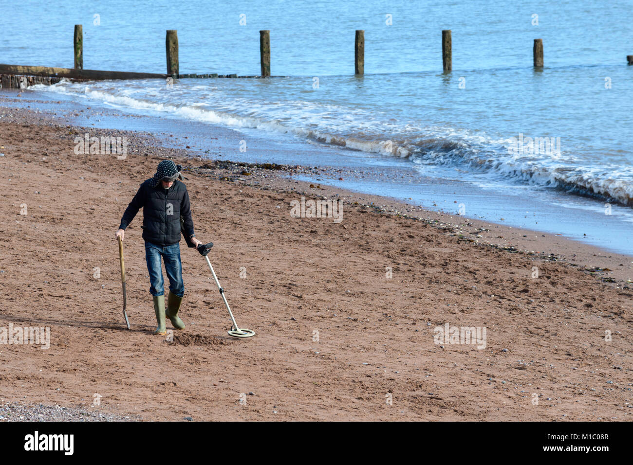 Metal detectorist beach hi-res stock photography and images - Alamy