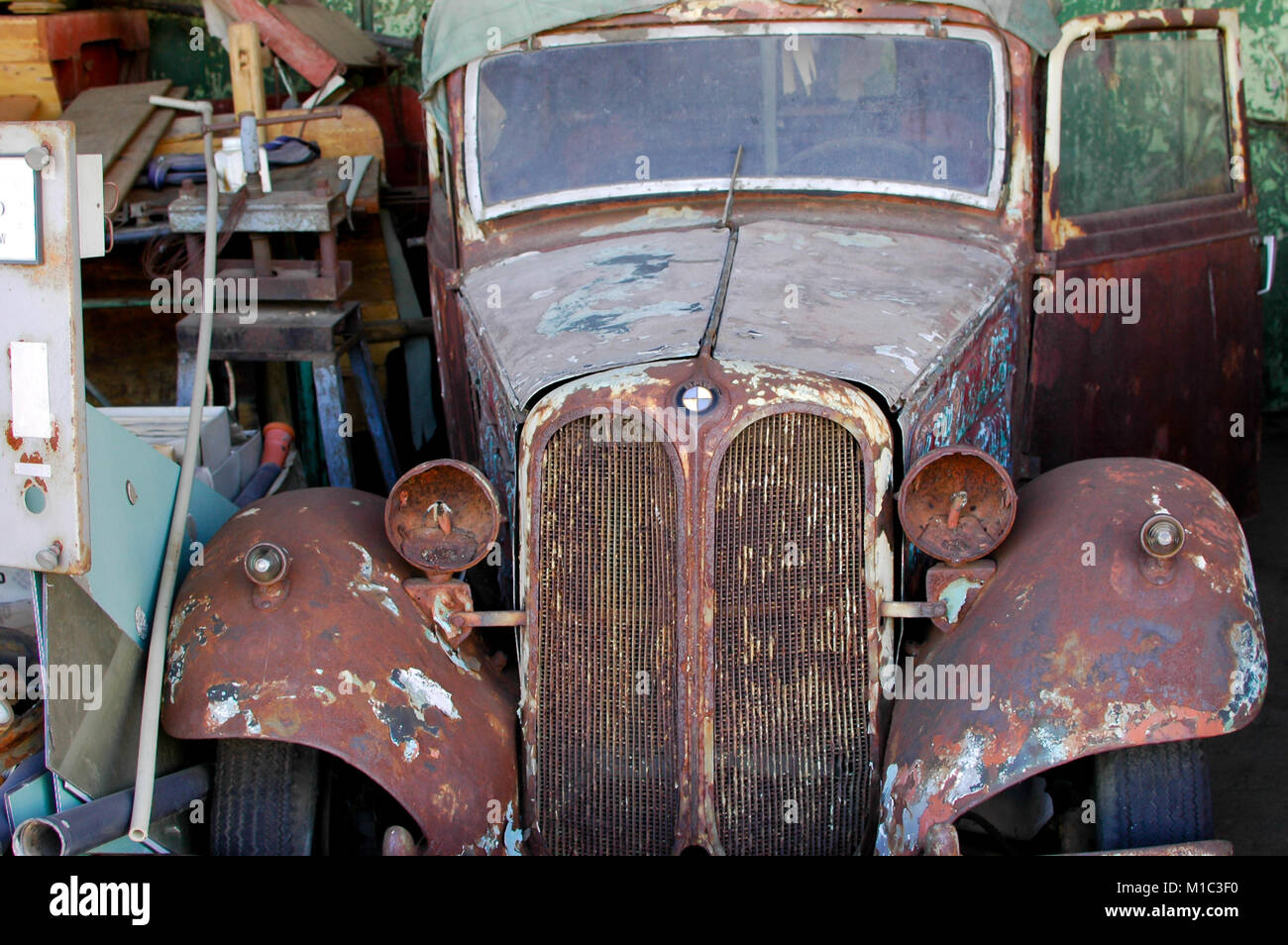 Open door abandoned car hi-res stock photography and images - Alamy