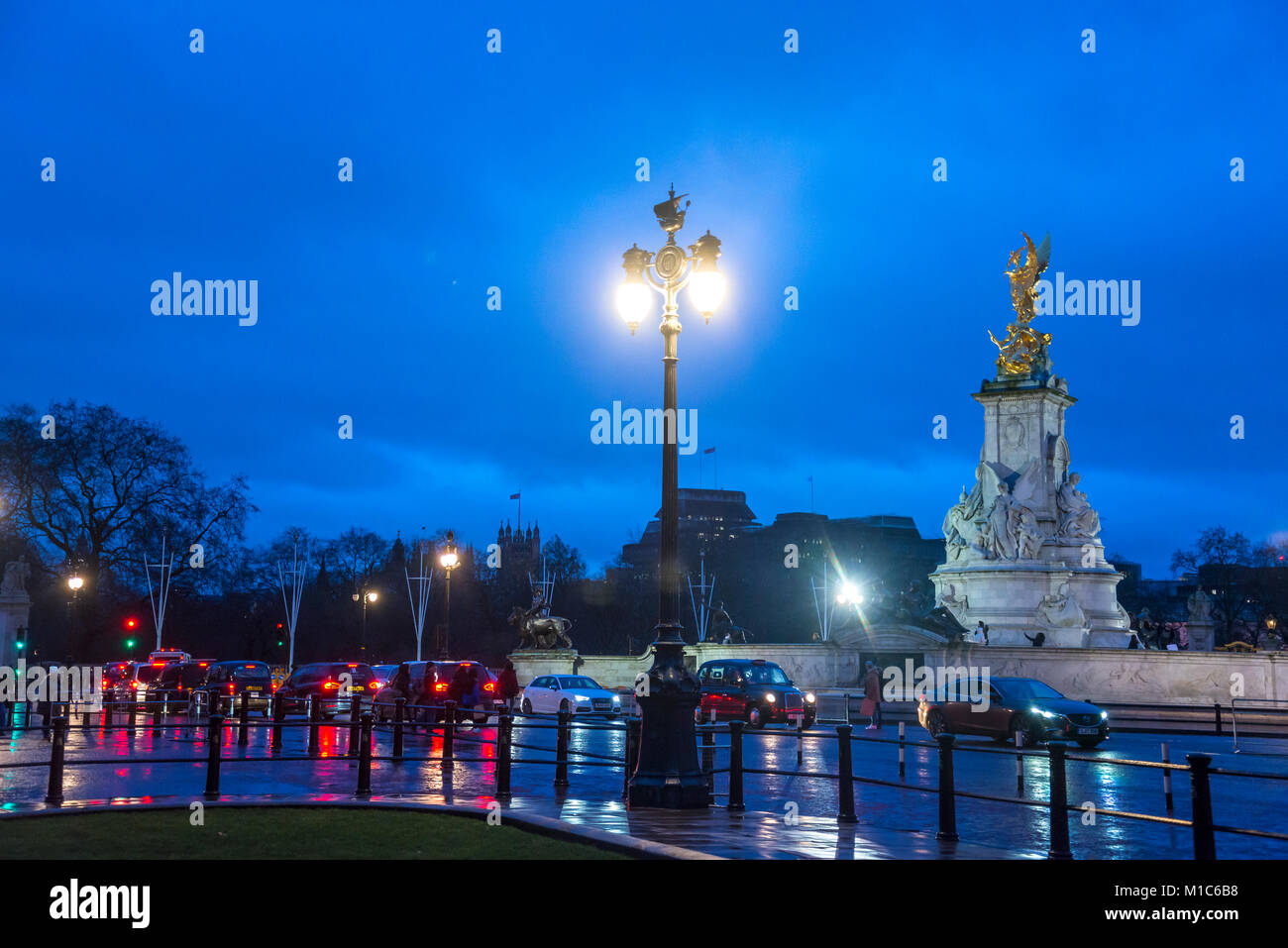 Front of palace of buckingham at roundabout hi-res stock photography ...