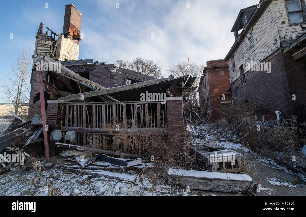 Detroit, USA. 14th Jan, 2018. Former residential buildings slowly ...