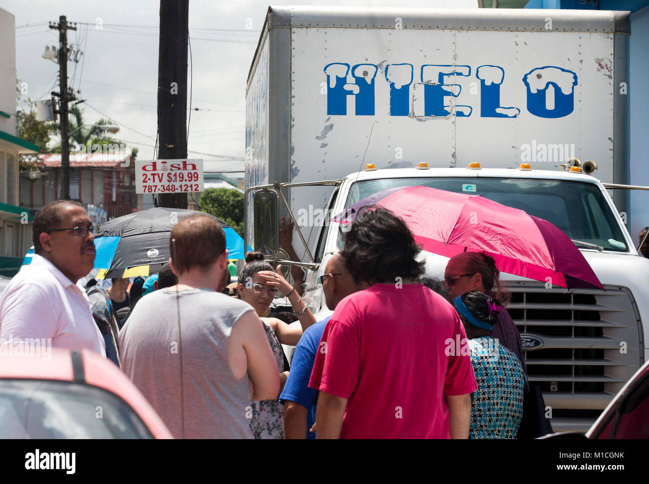 San Juan, Puerto Rico. , . Largas filas en la fabrica de hielo, Crespo ...