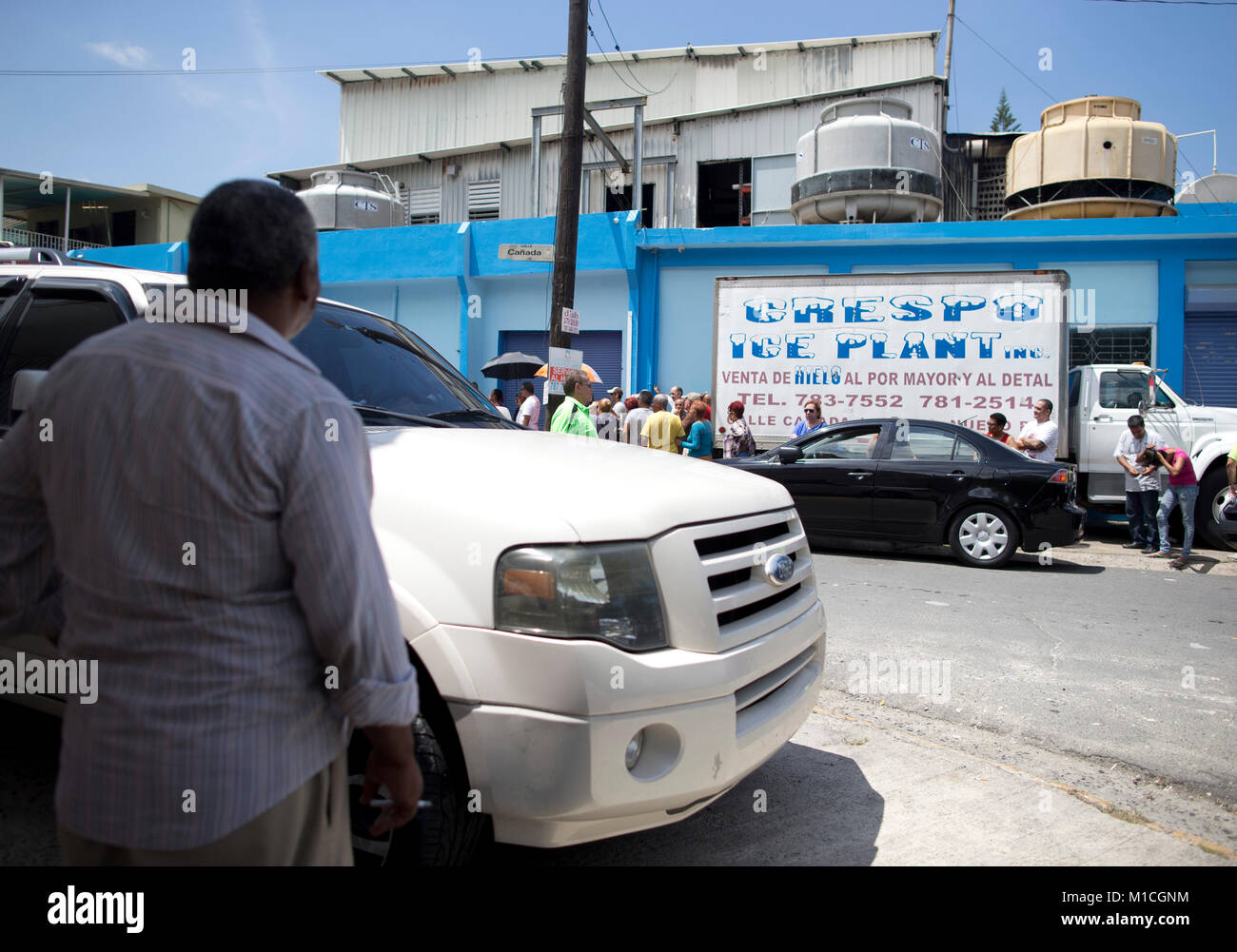 San Juan, Puerto Rico. , . Largas filas en la fabrica de hielo, Crespo ...