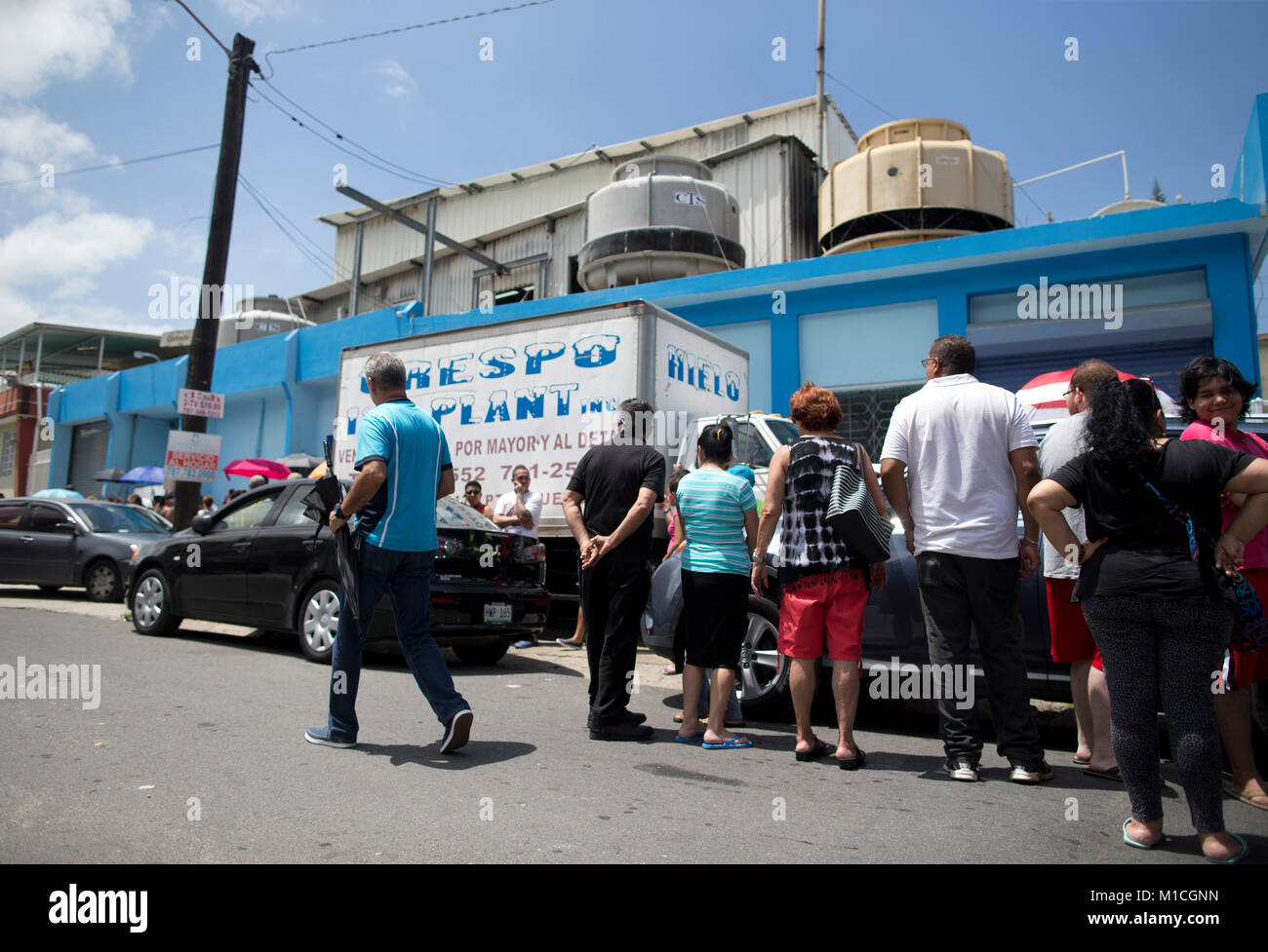 San Juan, Puerto Rico. , . Largas filas en la fabrica de hielo, Crespo ...