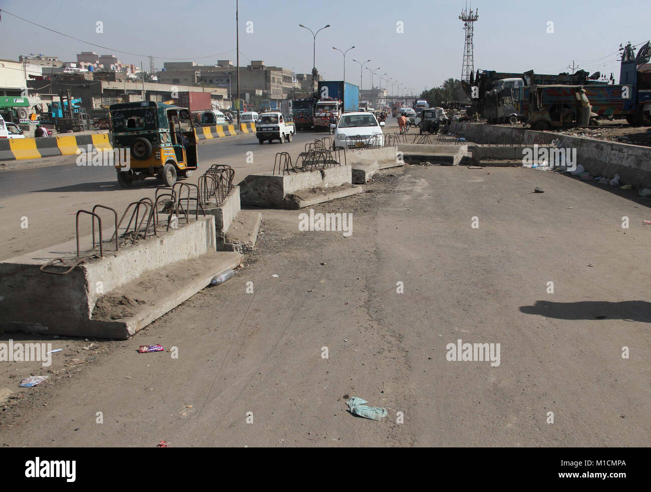 Northern track of Lyari Expressway seen blocked even after inauguration ...