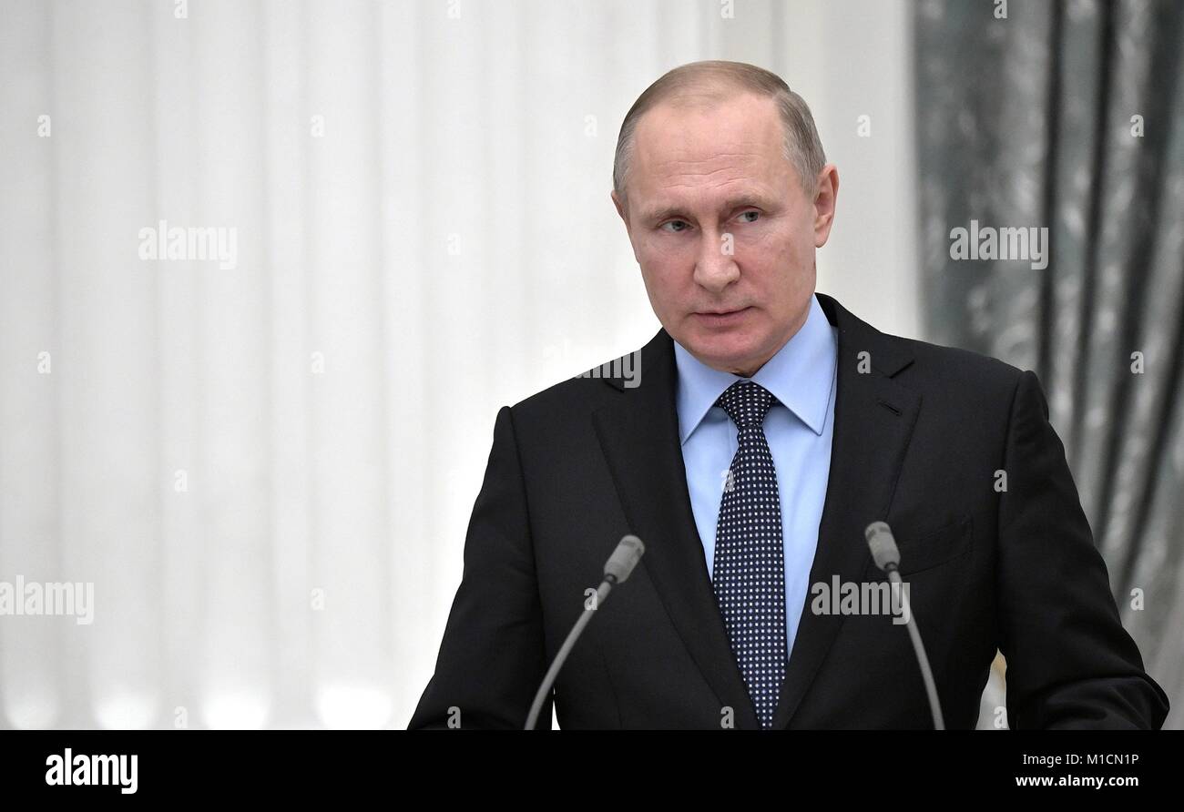 Signing trade agreement 2018 hi-res stock photography and images - Alamy