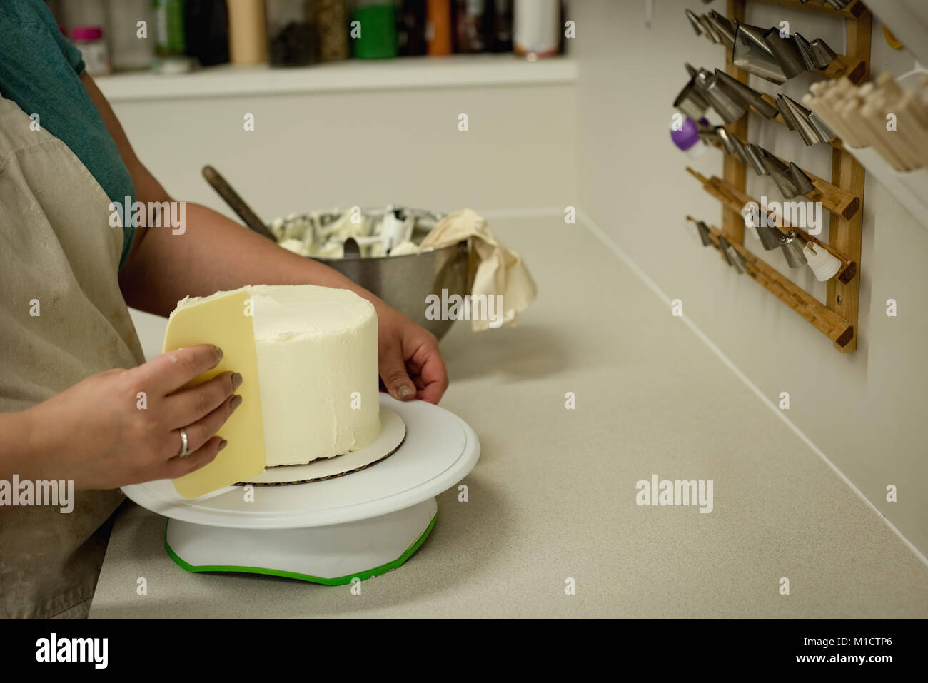 Woman preparing cake in bakery Stock Photo - Alamy