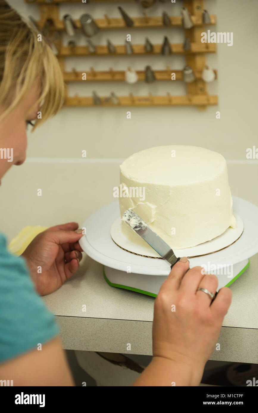 Woman preparing cake in bakery Stock Photo - Alamy