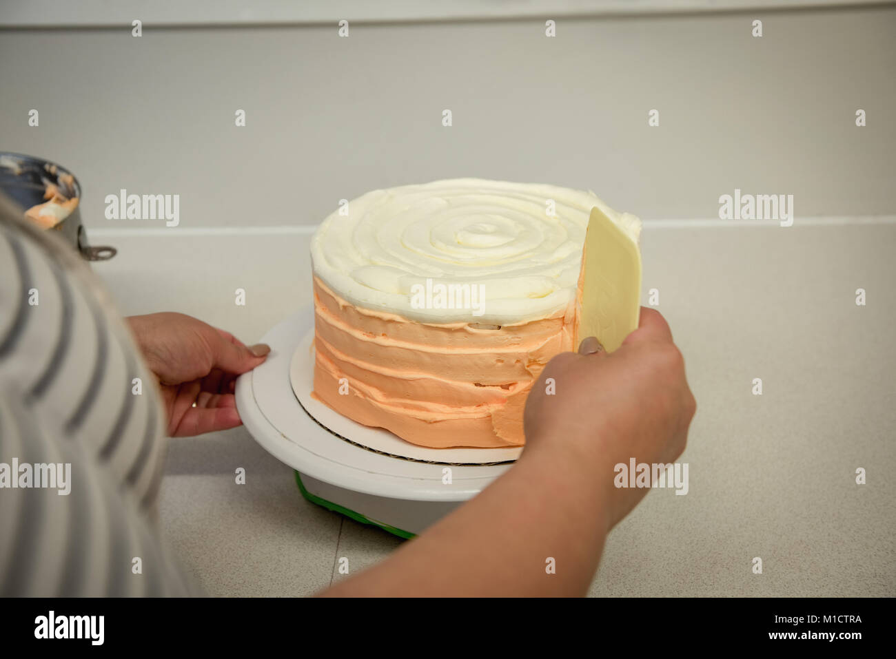 Woman preparing cake in bakery Stock Photo - Alamy