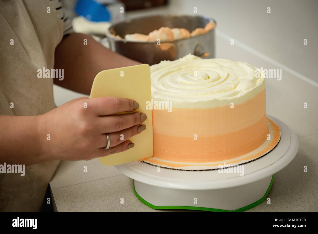 Woman preparing cake in bakery Stock Photo - Alamy