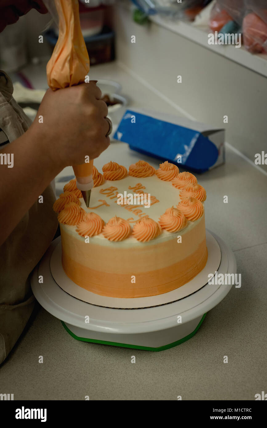 Woman preparing cake in bakery Stock Photo - Alamy