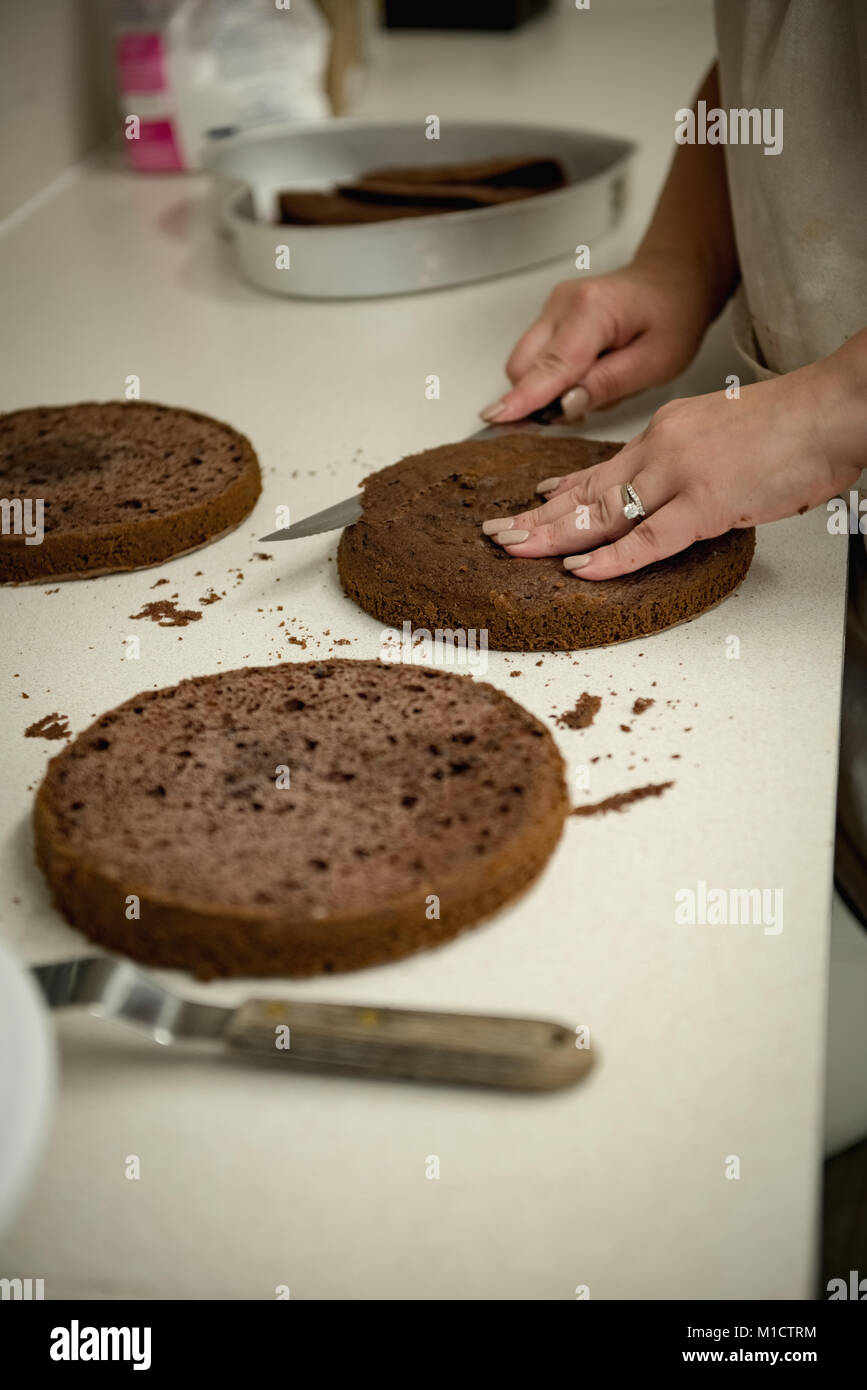 Woman preparing cake in bakery Stock Photo - Alamy