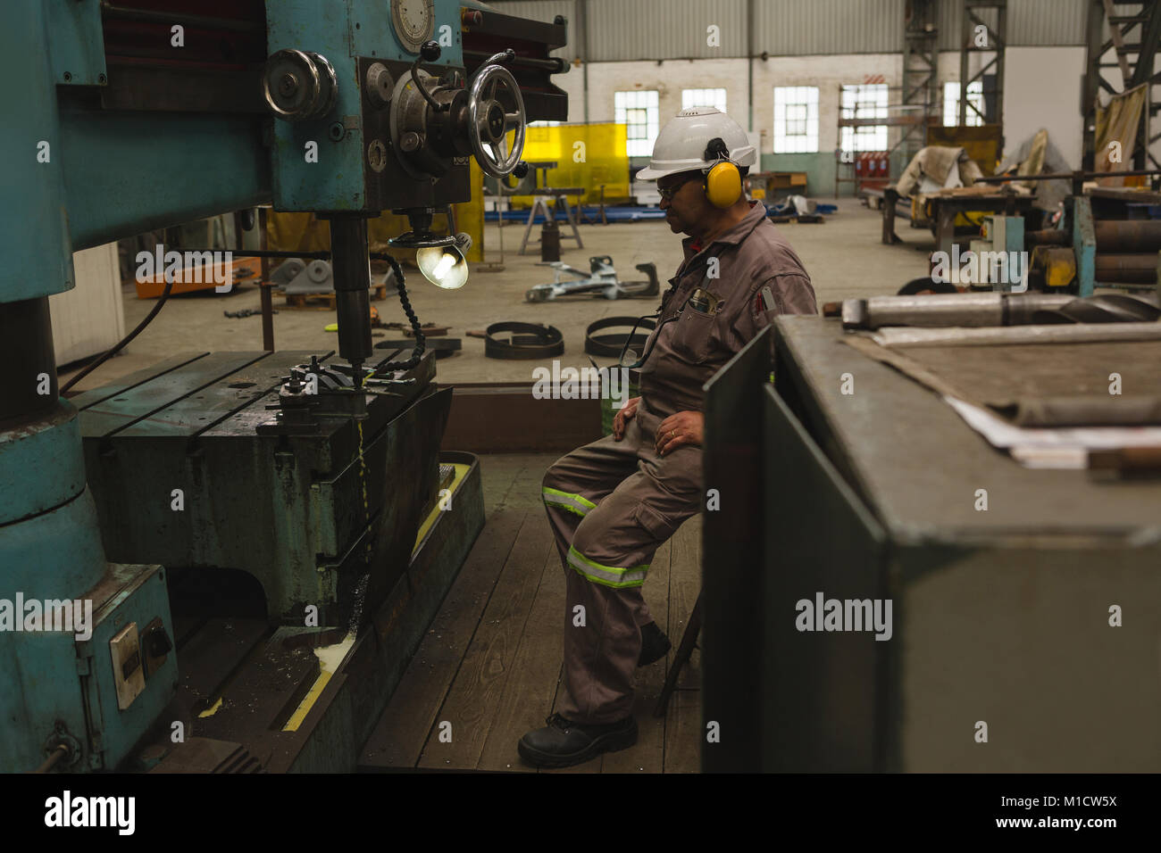 Worker using pipe binder machine Stock Photo - Alamy