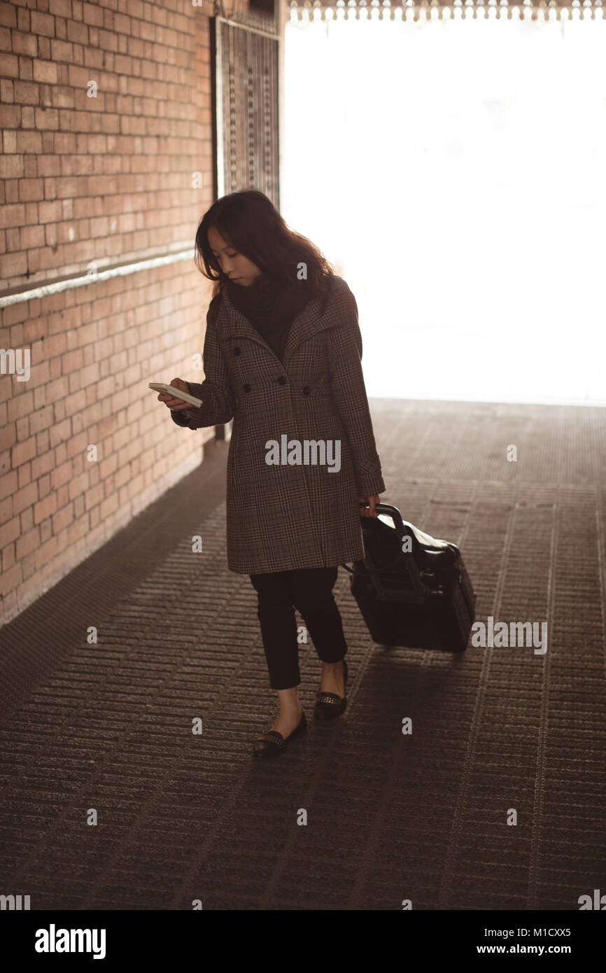 Woman mobile phone walking in hi-res stock photography and images - Alamy