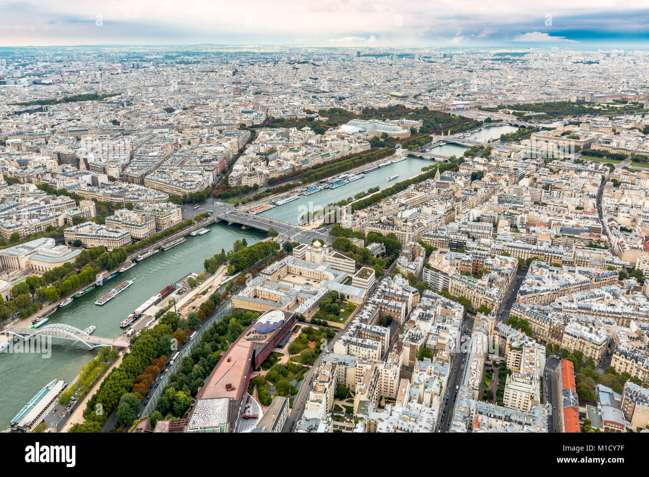 Bridges over the river seine in paris hi-res stock photography and ...