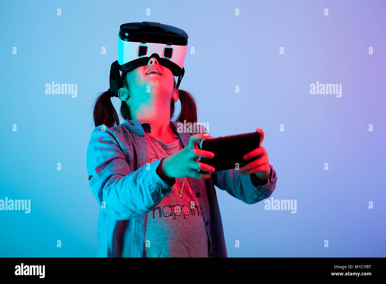 Girl wearing a vr headset hi-res stock photography and images - Alamy