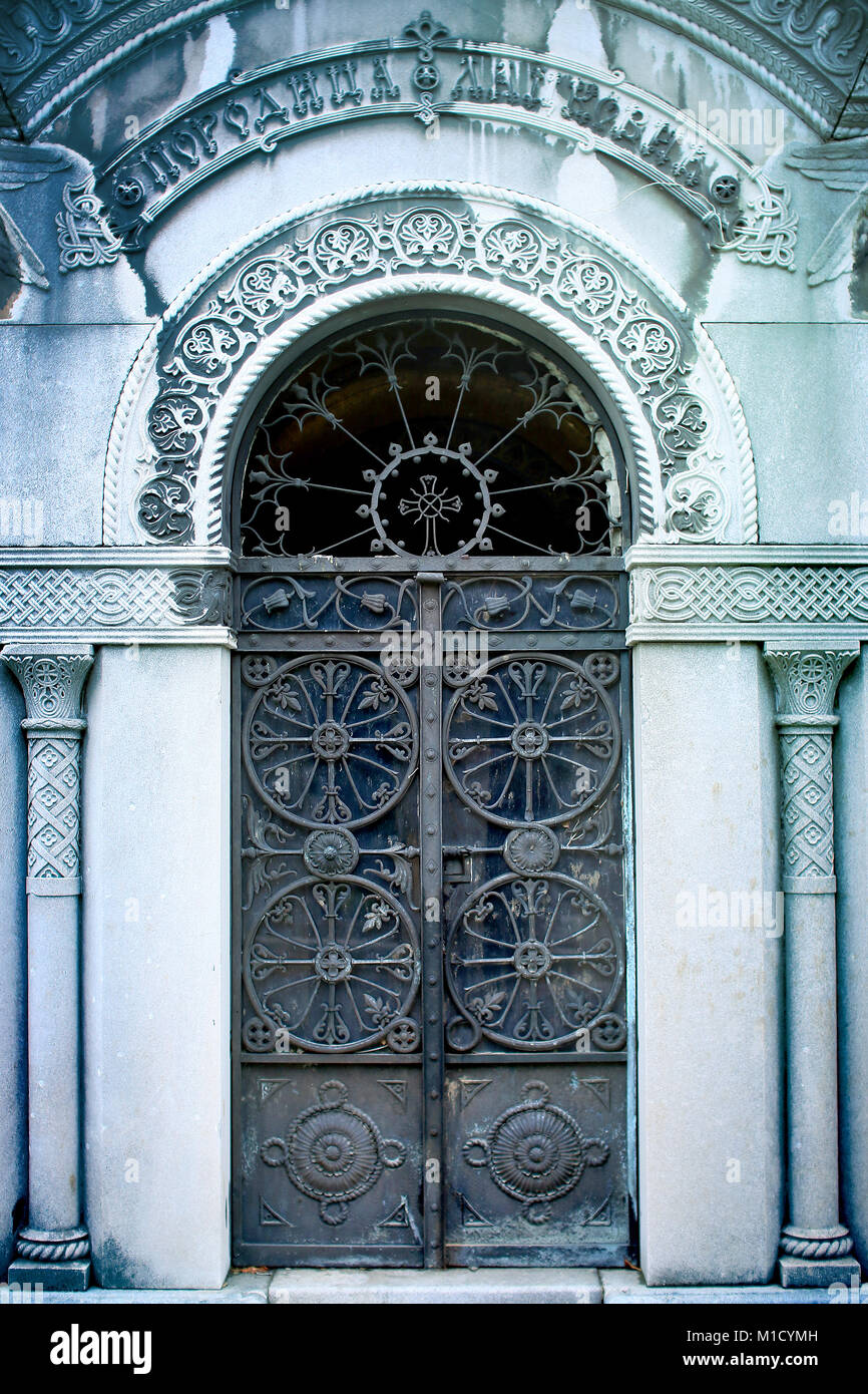 Old graveyard gate hi-res stock photography and images - Alamy