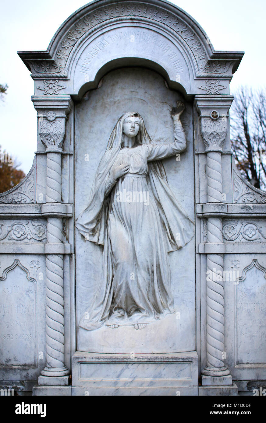 Mary stone statue hi-res stock photography and images - Alamy