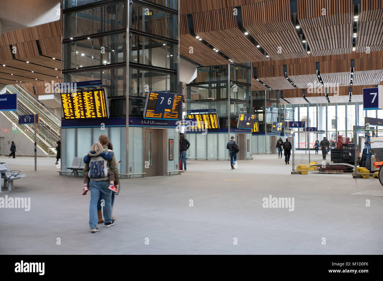 London bridge station interior hi-res stock photography and images - Alamy